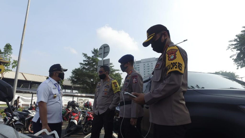 Pasukan KBR Gegana Brimob Polri Lakukan Penyemprotan Disinfektan di 3 ...