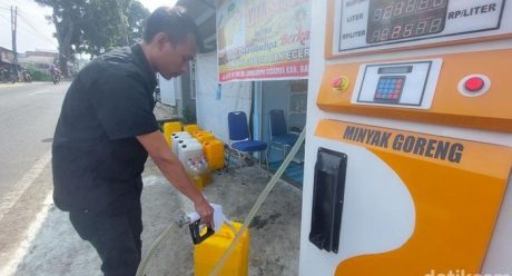 Warga Bandung Barat Jual Minyak Goreng Curah di Pom Migo - Progresif ...