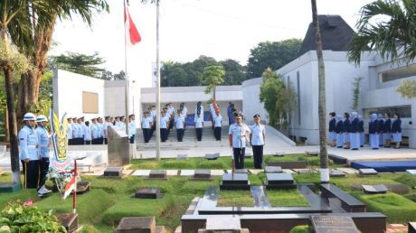 Peringati HUT ke-77 TNI AU, Pangkoopsud I Pimpin Ziarah ke Taman Makam ...